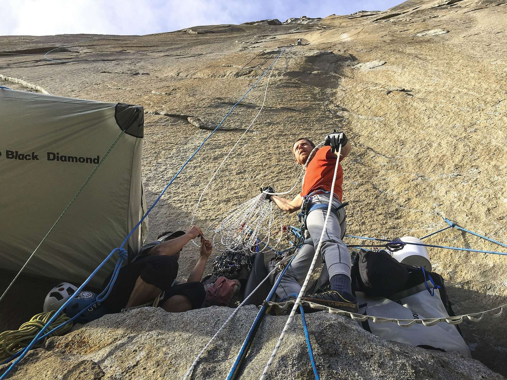 Cheers erupt as stalled Yosemite climber gets past obstacle