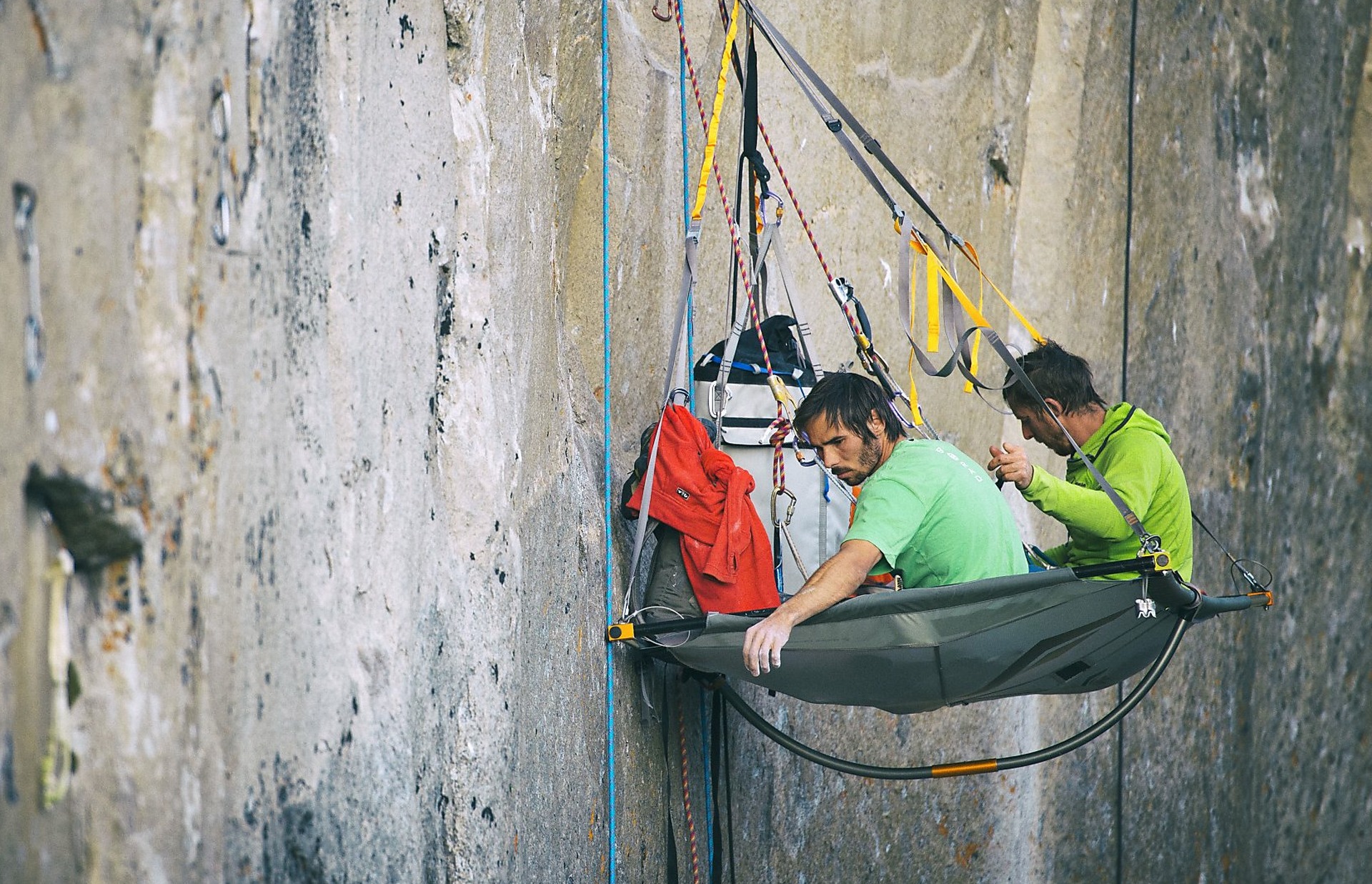 Cheers erupt as stalled Yosemite climber gets past obstacle
