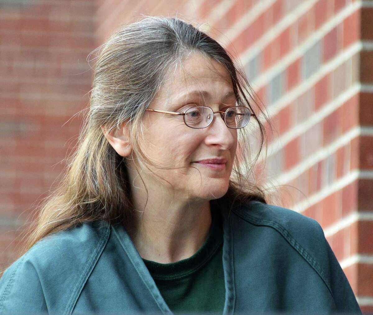 Woman wins new trial in knifing case