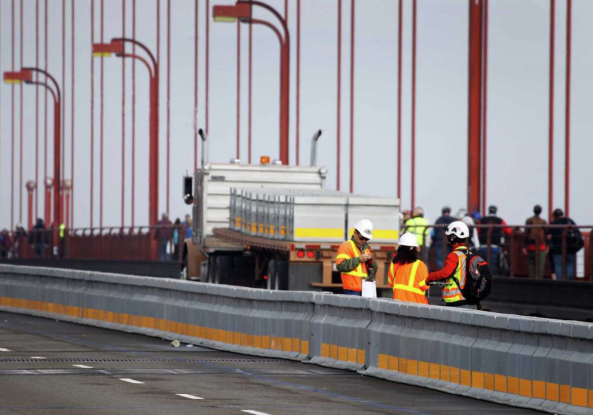 Golden Gate Bridge closed, but traffic keeps moving