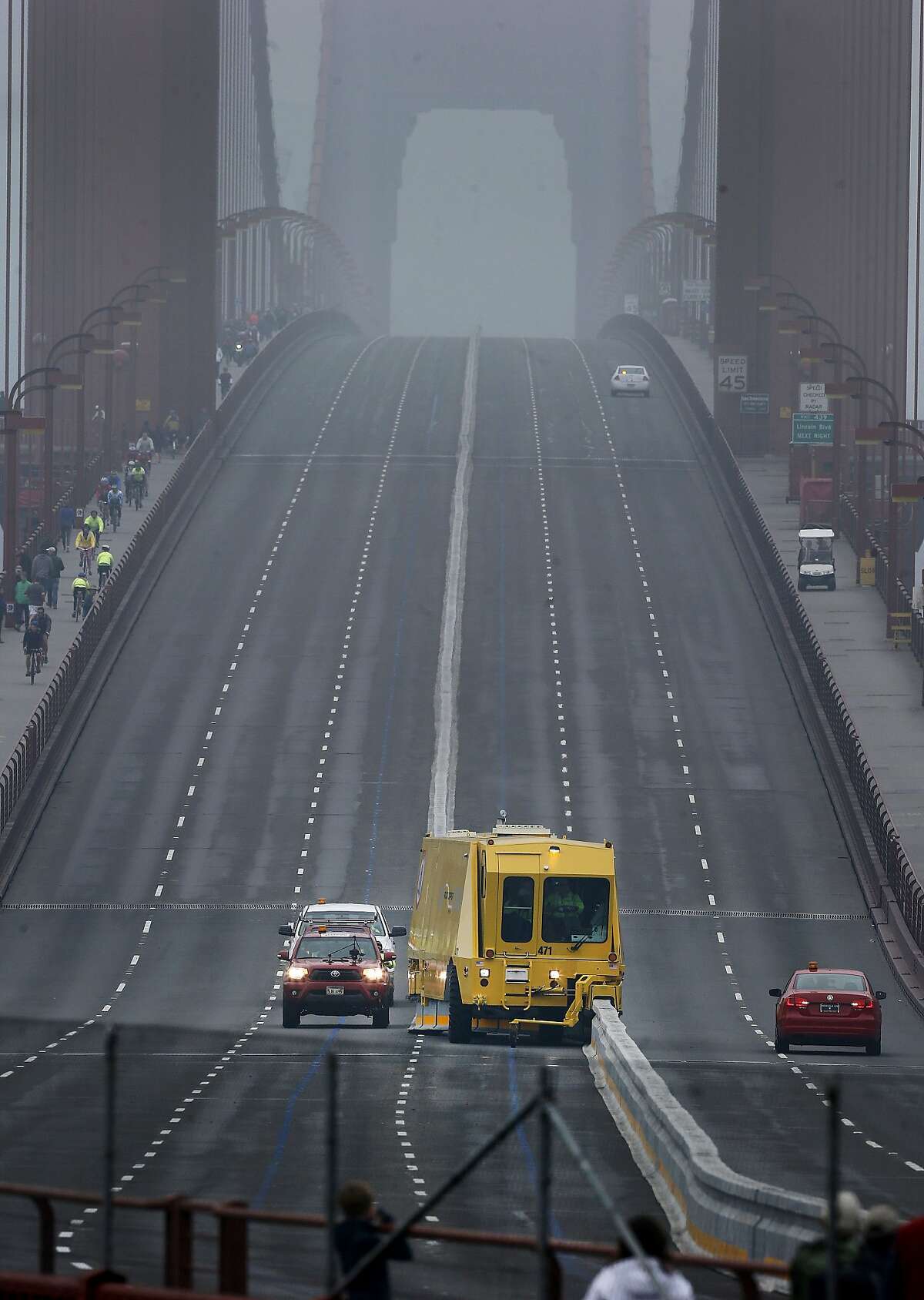 Golden Gate Bridge closed, but traffic keeps moving