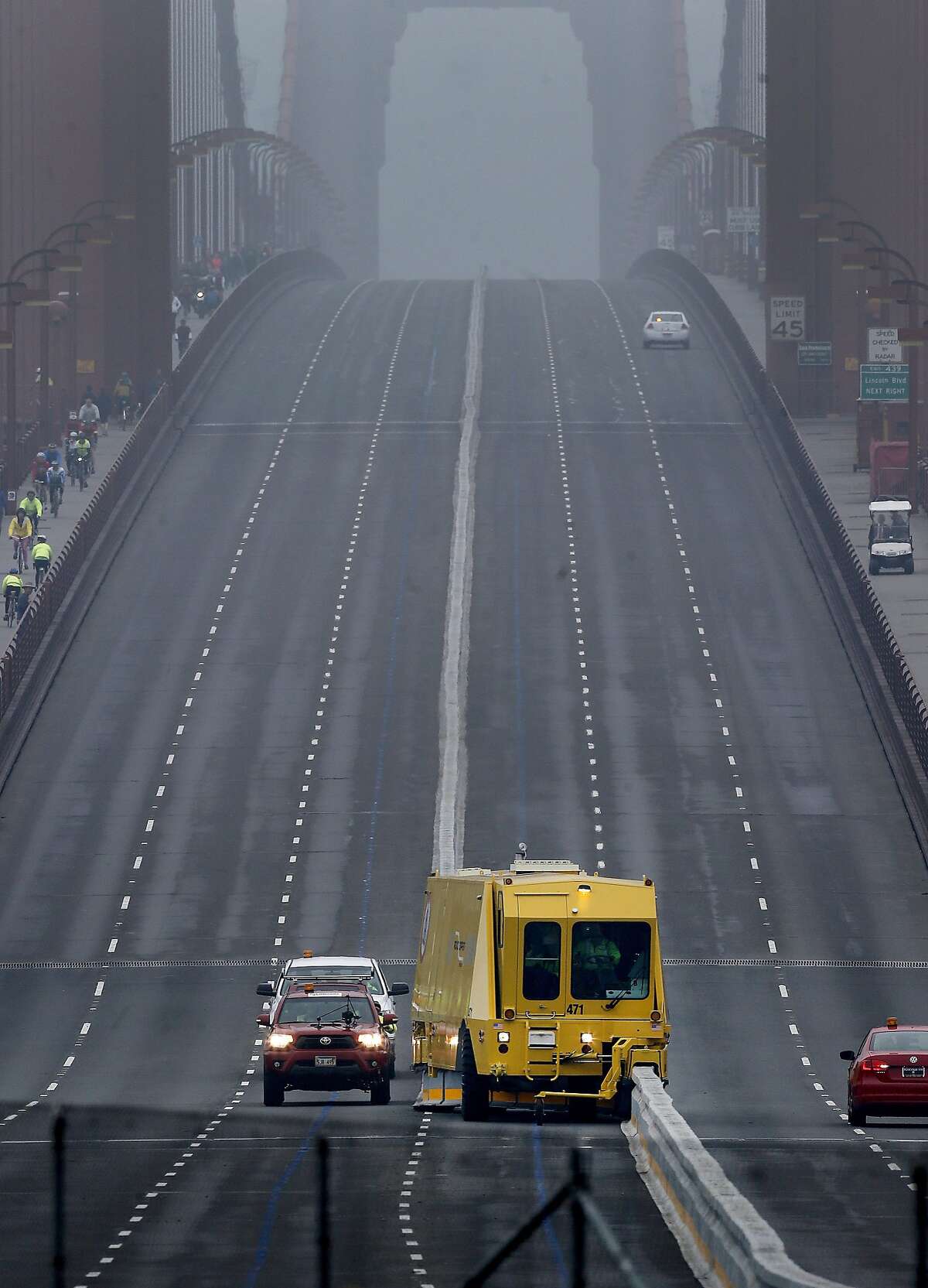 Golden Gate Bridge closed, but traffic keeps moving