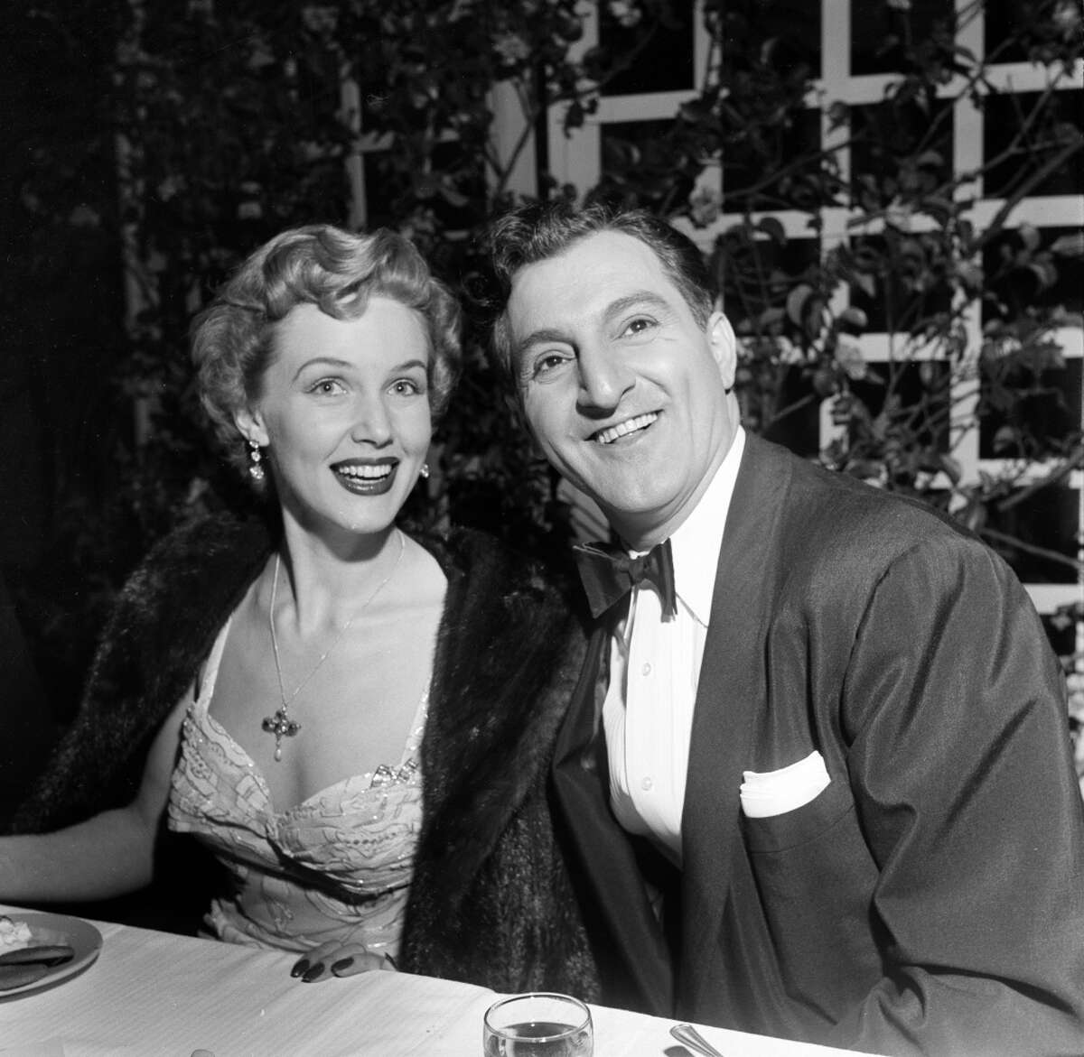 17 famous people who are missing fingers