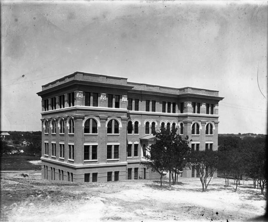 100-year-old photos show the University of Texas at Austin before the ...