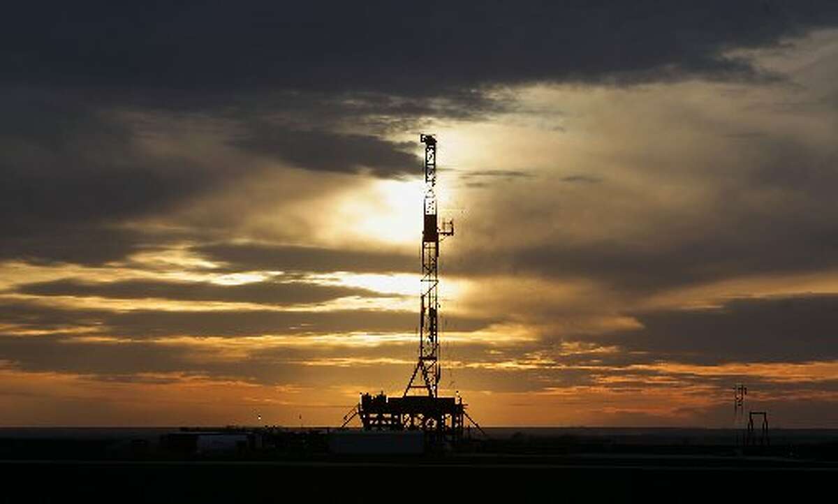 U.S. drilling rigs climb by 11 in 21st straight weekly increase