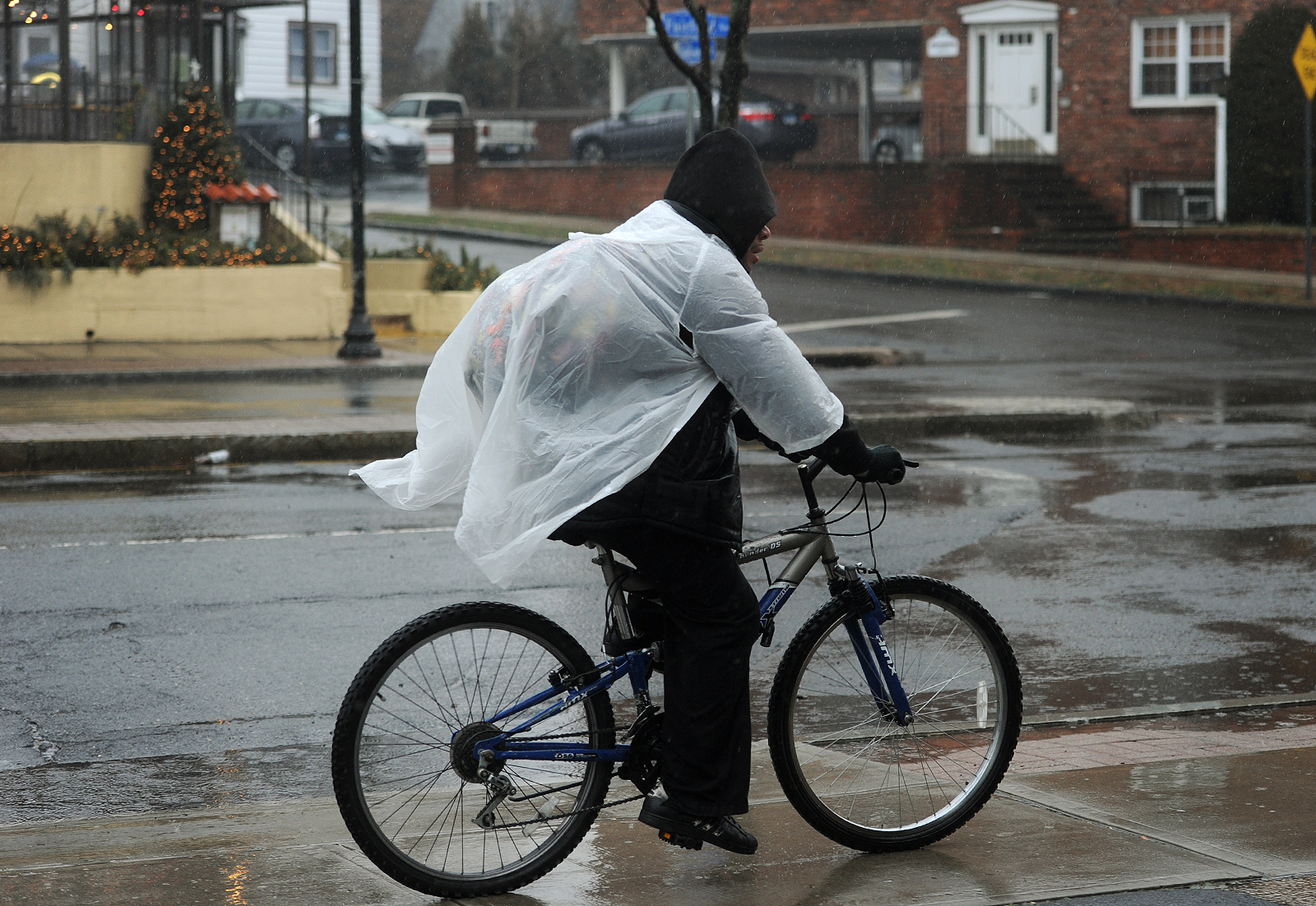 Freezing rain makes for treacherous conditions in Connecticut