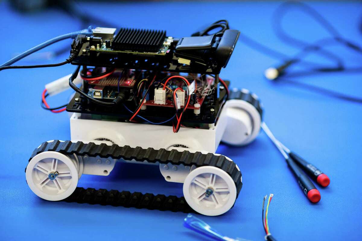 New lab lets UW students, Boeing engineers take on real-world projects