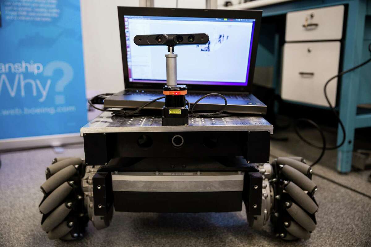 New lab lets UW students, Boeing engineers take on real-world projects