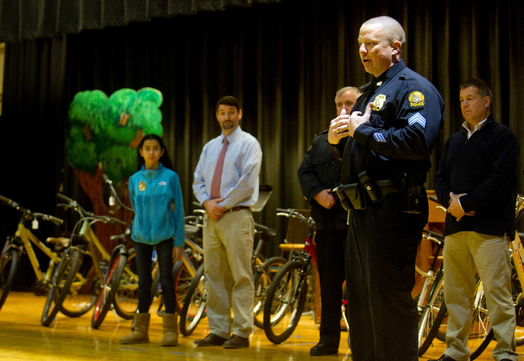 Greenwich police return 'Thank You' to Western Middle School