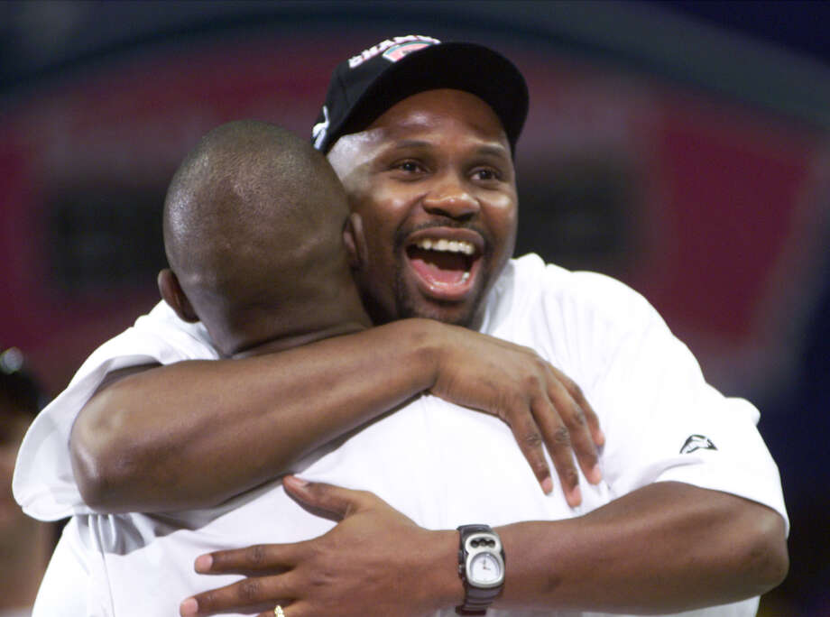 Spurs players hug it out - San Antonio Express-News