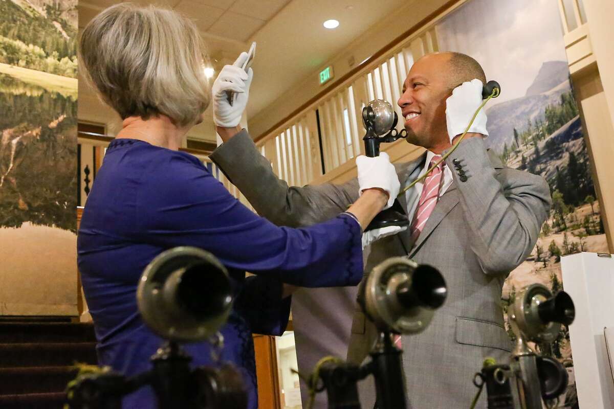 Historic phones used in early transcontinental call shown in S.F.