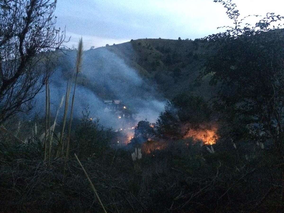 Firefighters contain 6-alarm wildfire in Pacifica