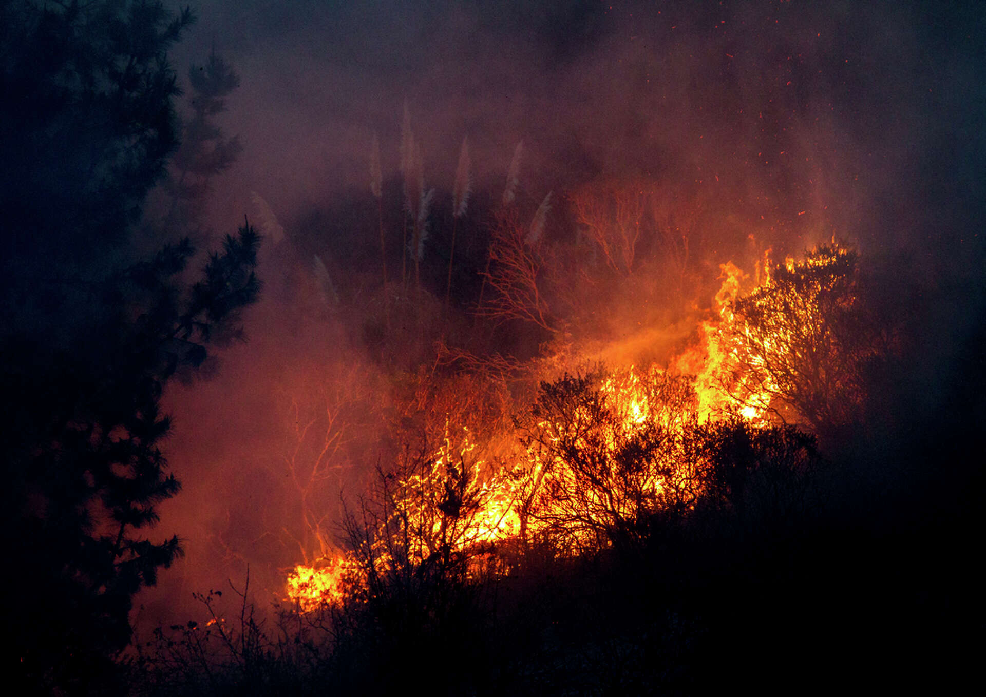 Firefighters contain 6-alarm wildfire in Pacifica