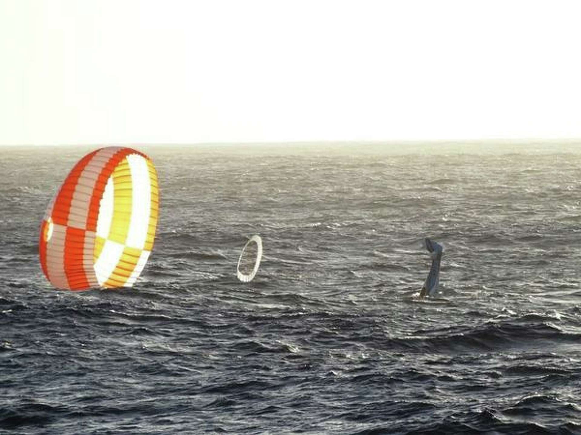 Video shows plane using parachute to ditch into ocean near Maui