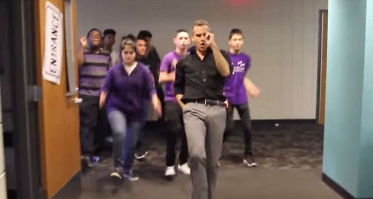 Dallas teacher gets Uptown Funk'y at school