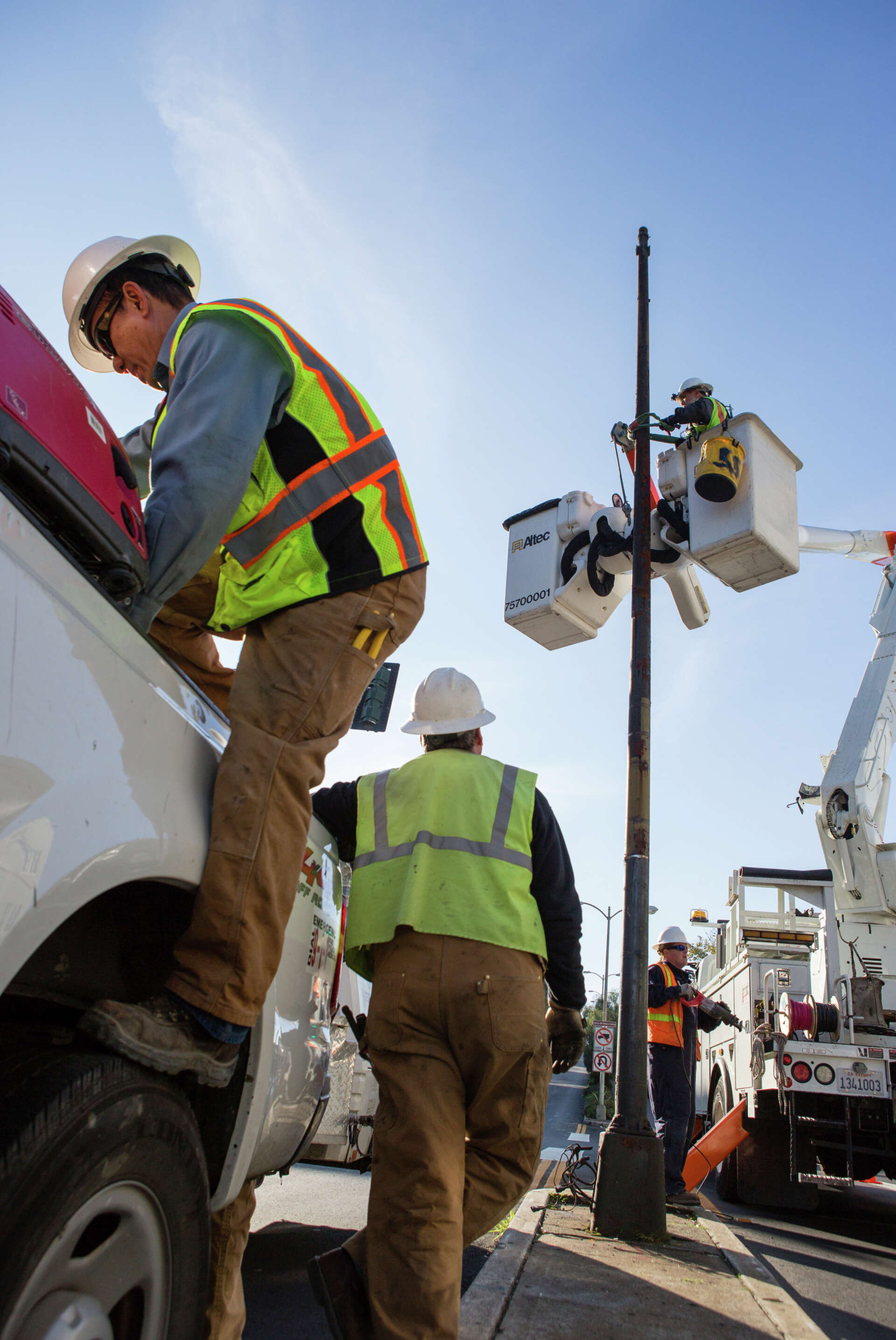 S.F. replacing old streetlights with cheaper, better LED bulbs