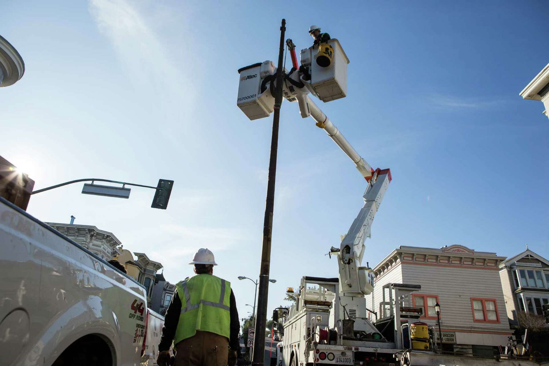 S.F. replacing old streetlights with cheaper, better LED bulbs