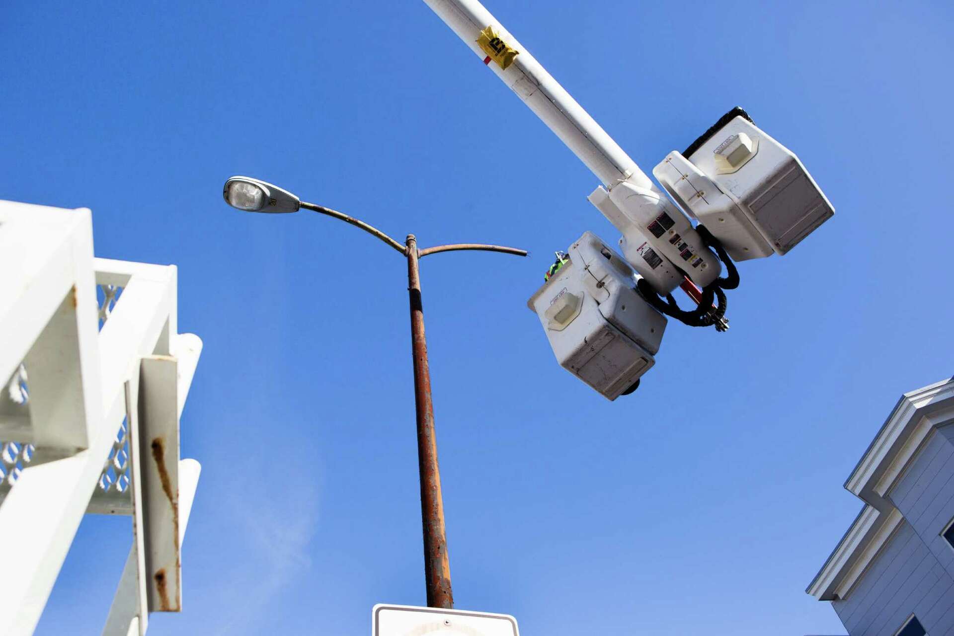 S.F. replacing old streetlights with cheaper, better LED bulbs