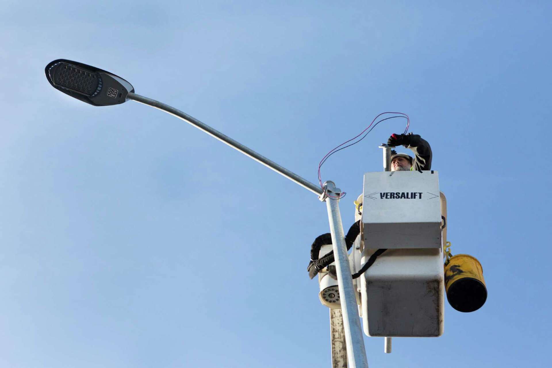 S.F. replacing old streetlights with cheaper, better LED bulbs
