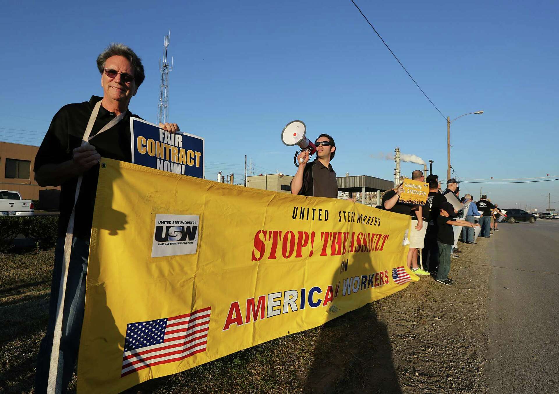 Union asks refinery workers to strike after talks break down