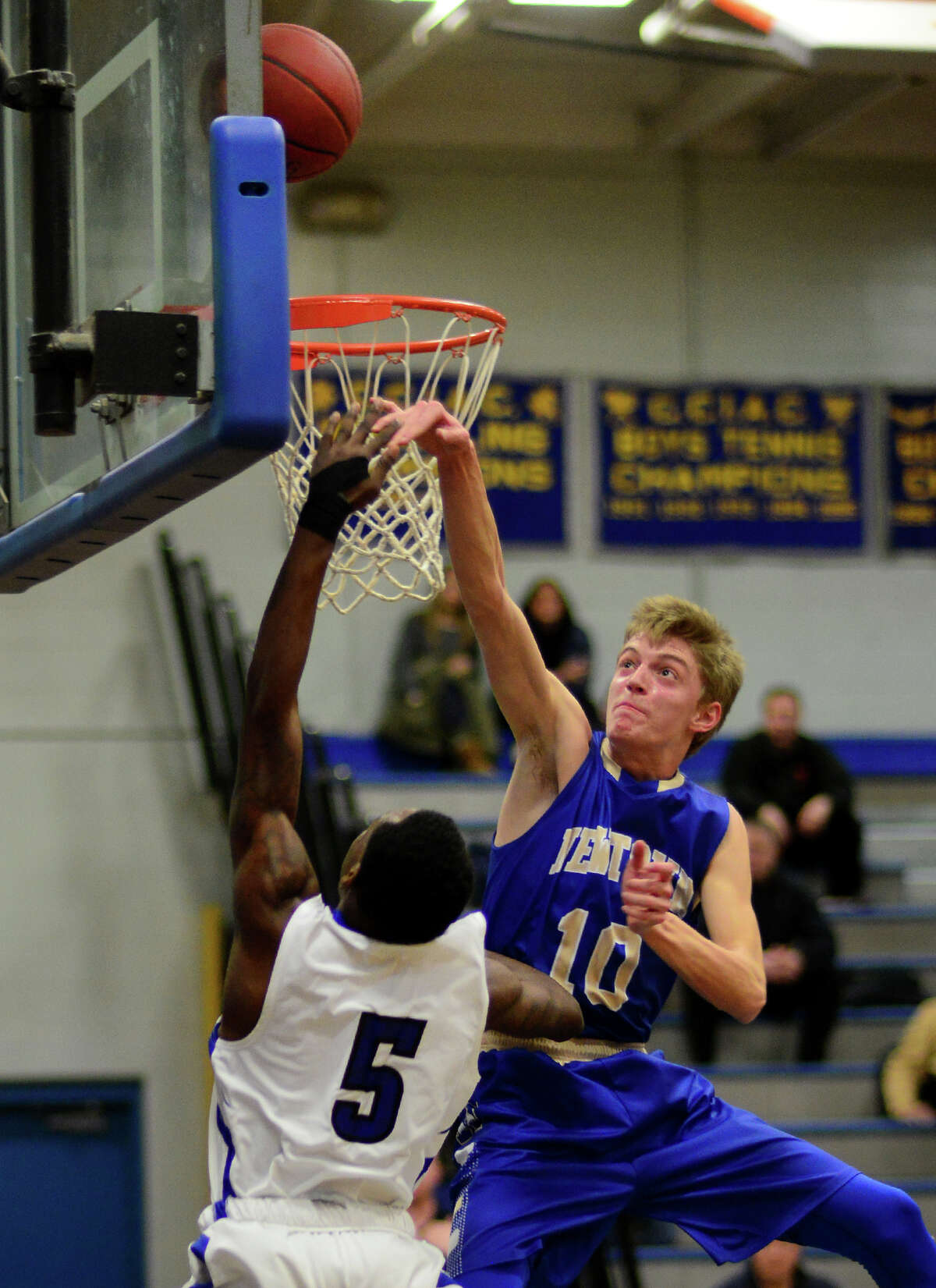 Bunnell tops Newtown in boys basketball