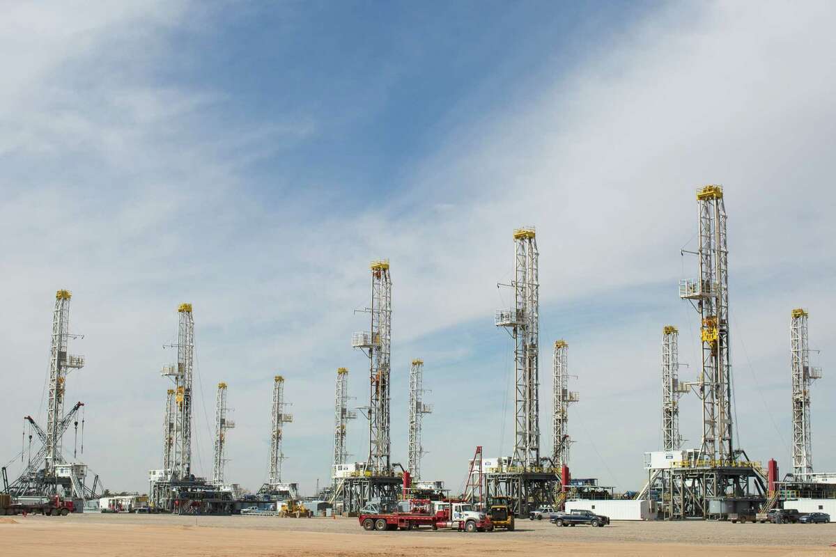 U.S. drilling rigs climb by 11 in 21st straight weekly increase