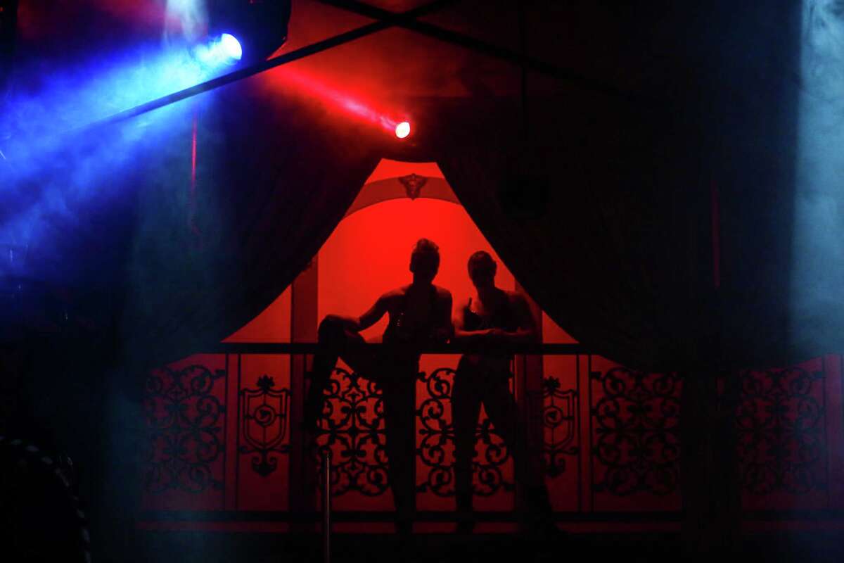 Phoenix gets sexy with Burlesque Bowl performance