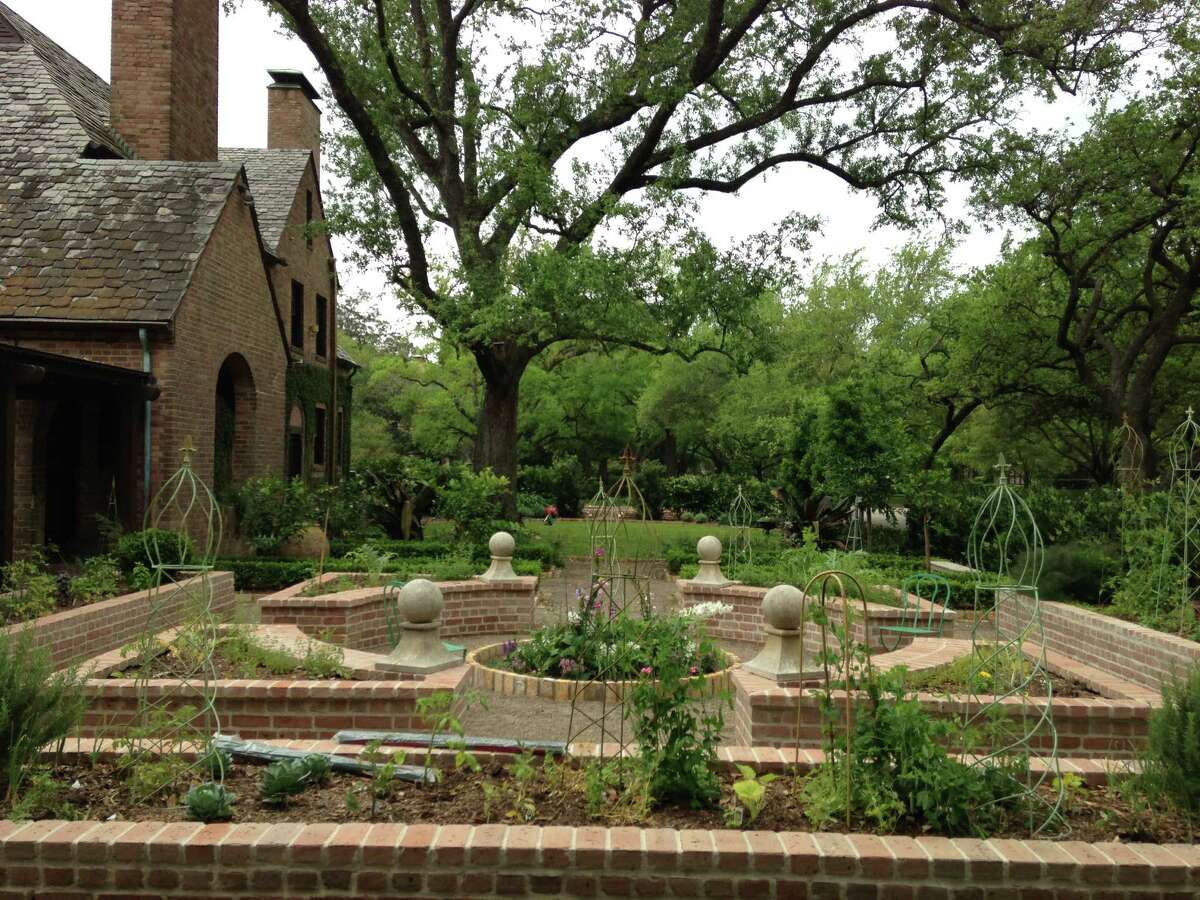 Family's garden suits outdoor lifestyle in historic Houston setting