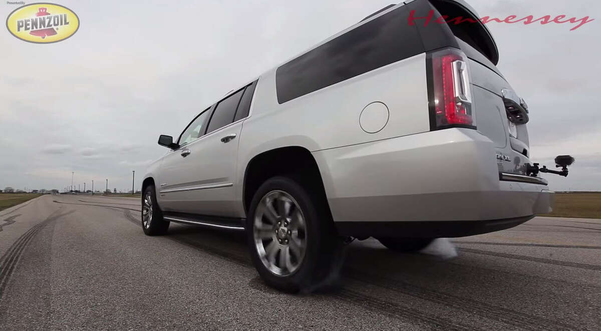 'Mom car' destroys Dodge Challenger Hellcat on the starting line
