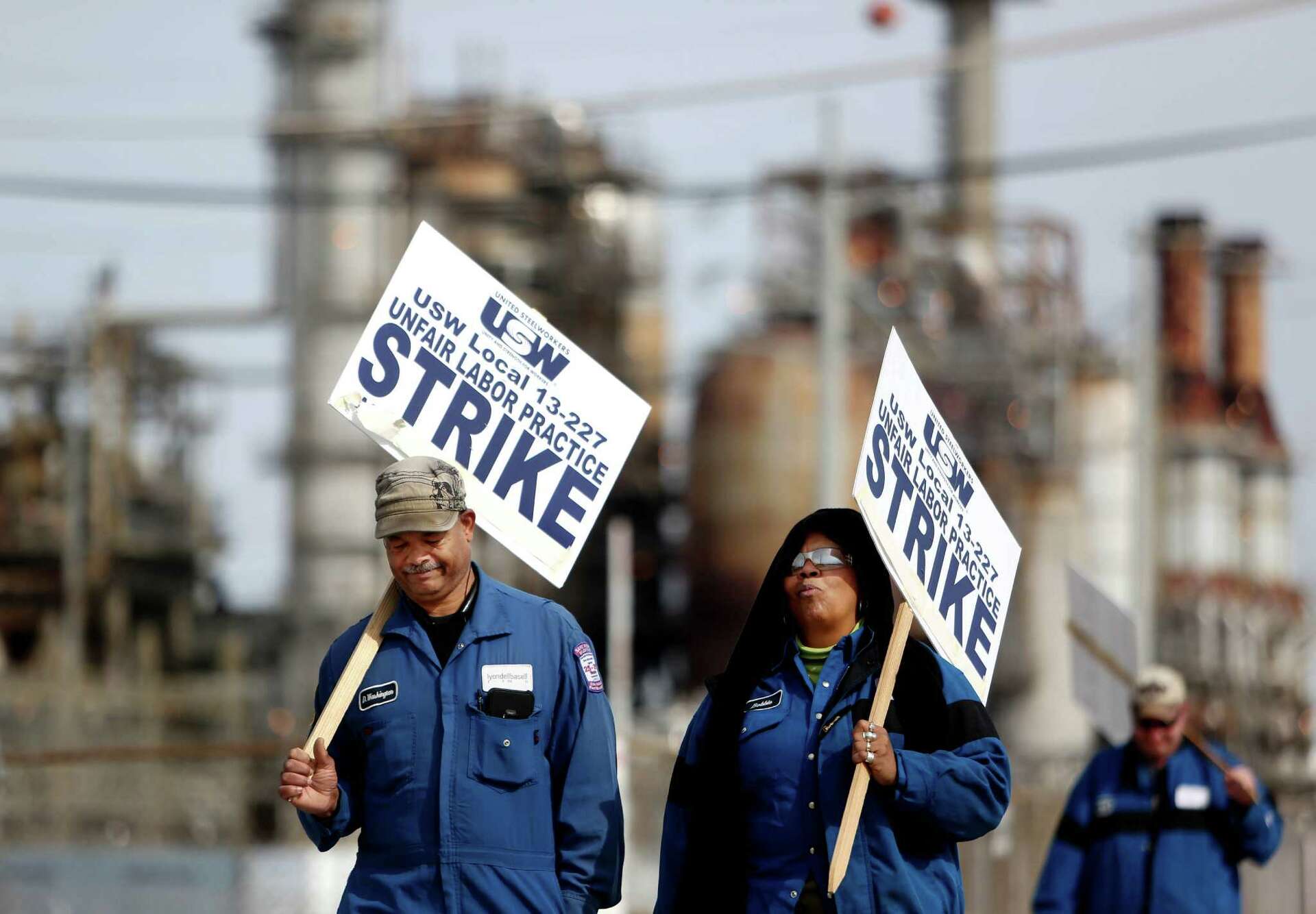 Labor talks resume, but strikers hunker down