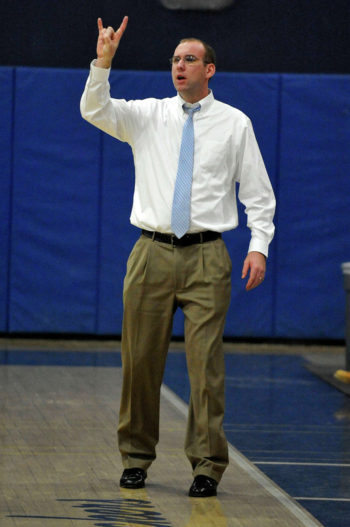 Whelan's buzzer-beating 3 lifts Staples over Trinity Catholic