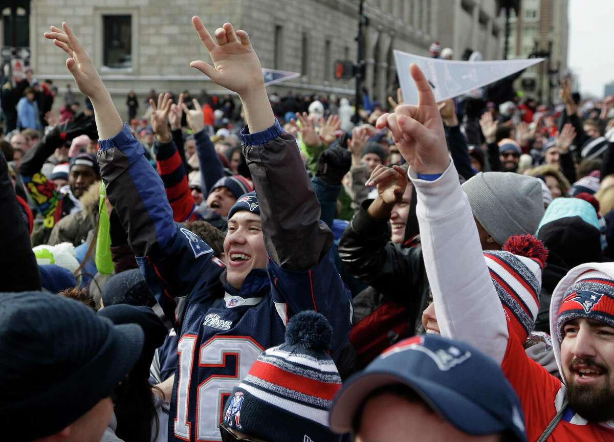 Patriots draw wild cheers from giddy fans at parade
