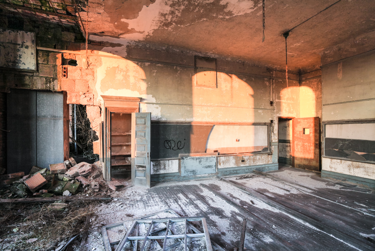 Photographer captures the beauty of forgotten urban ruins