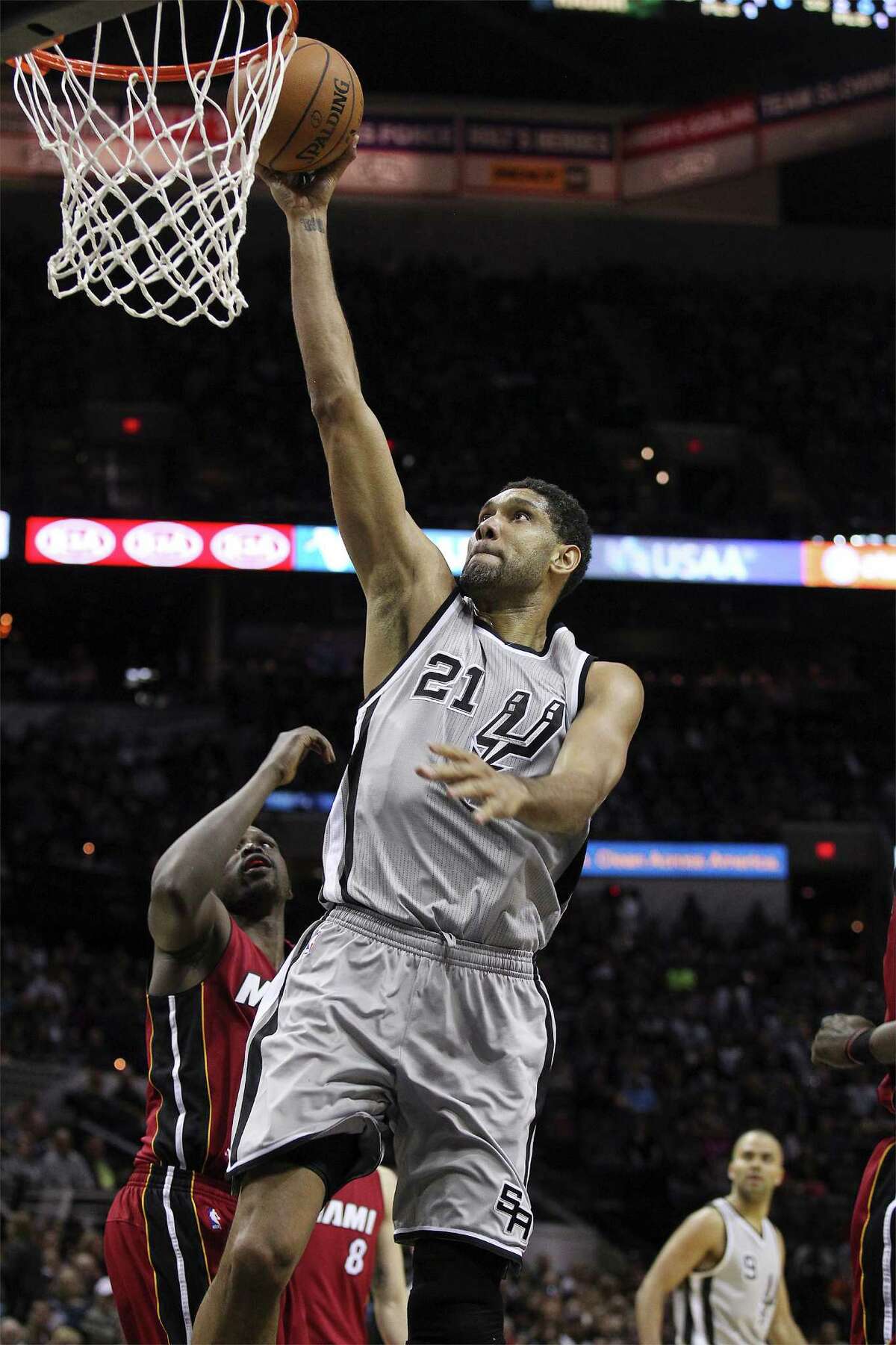 Spurs smash Heat behind Leonard’s flashback