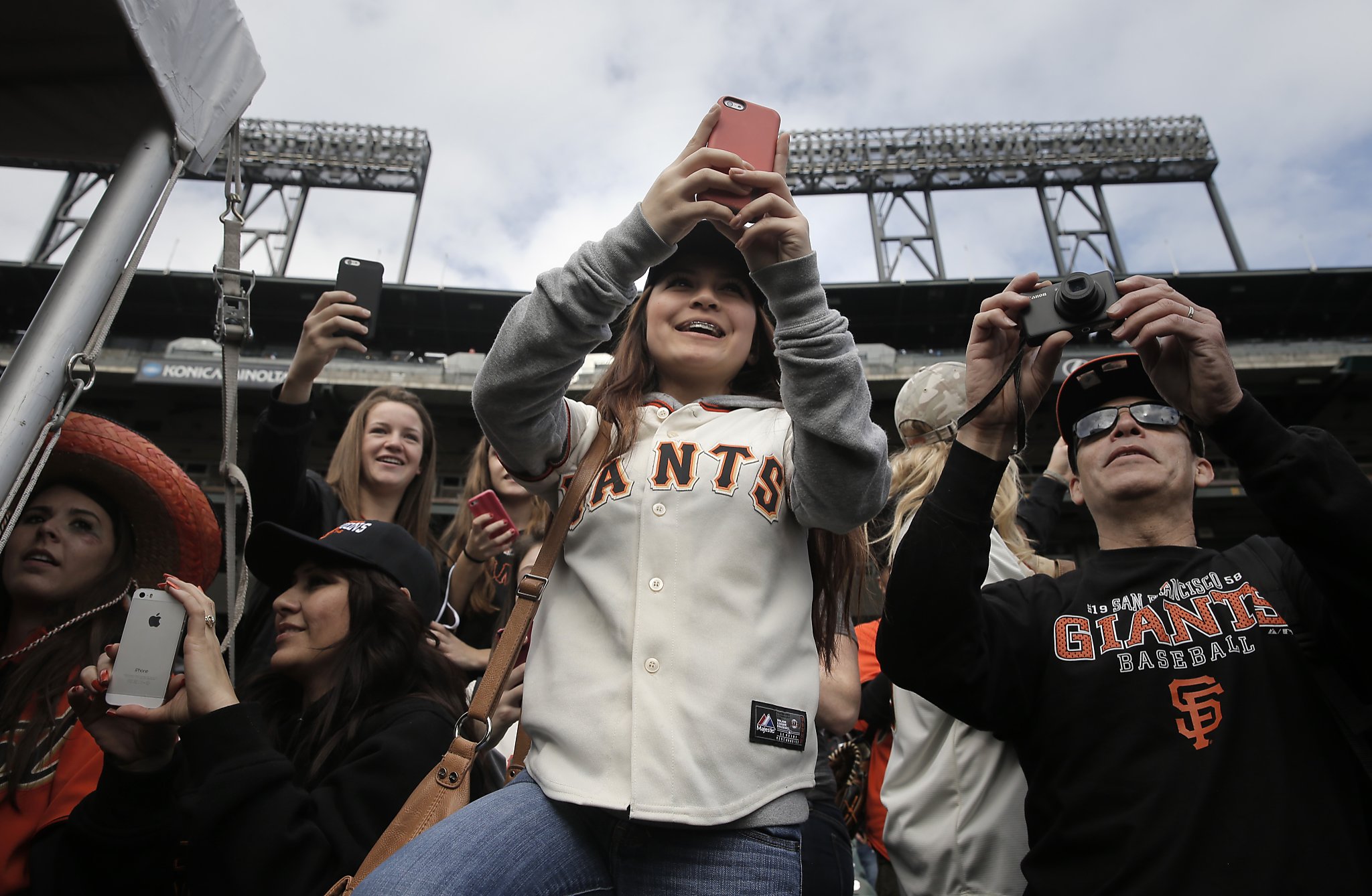 Threat of rain doesn’t dampen enthusiasm at Giants FanFest