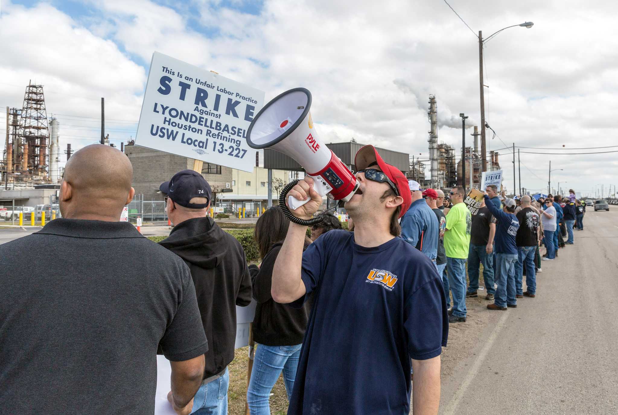 Steelworkers union broadens strike