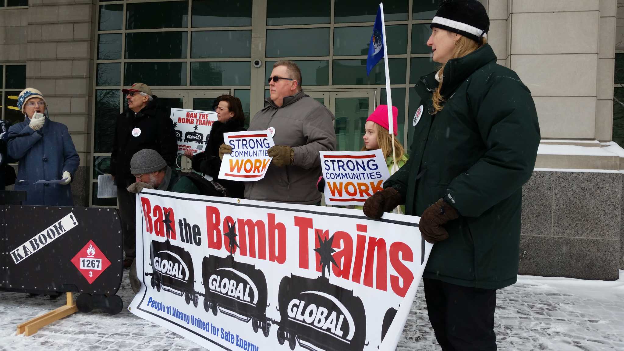 Oil train foes rally