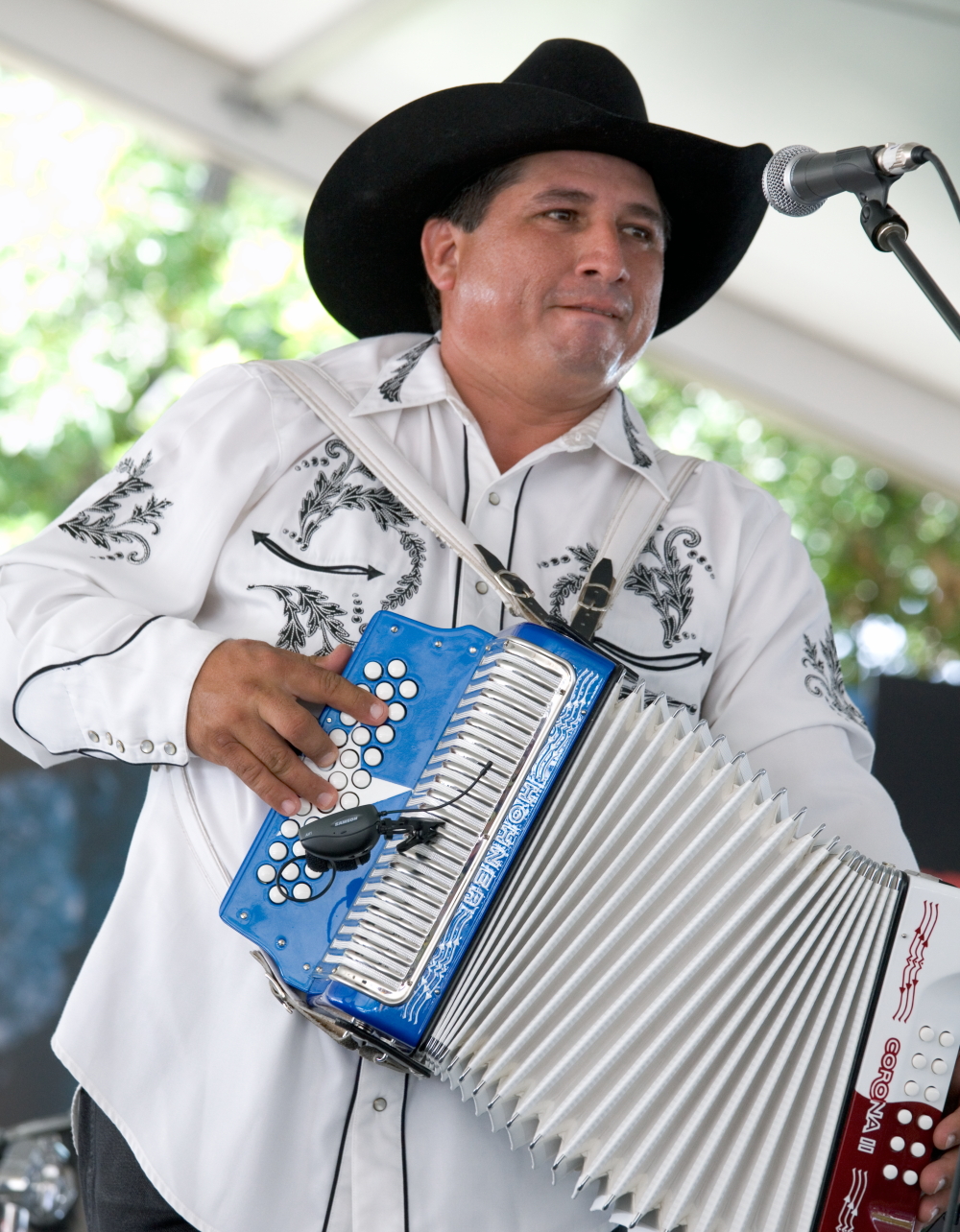 David Farias, on his own