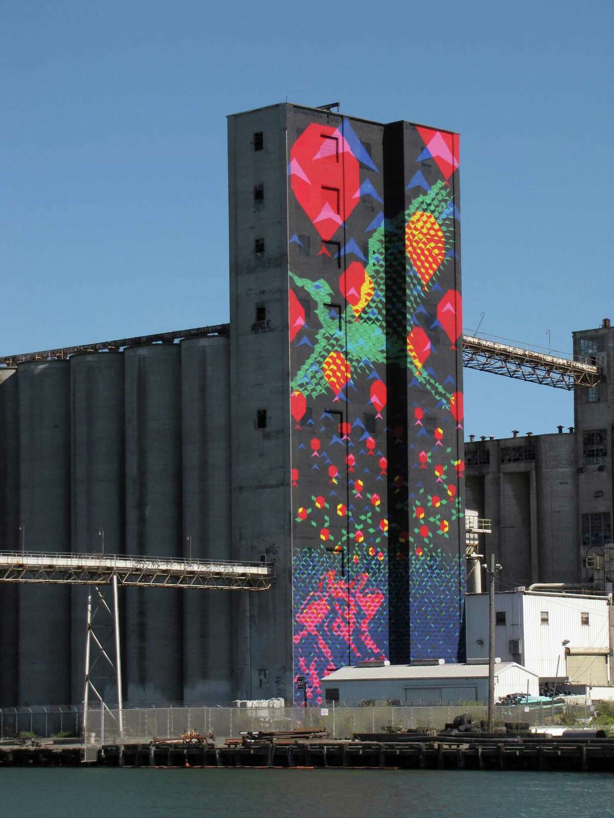 On S.F. waterfront, an old silo has new life as iconic art