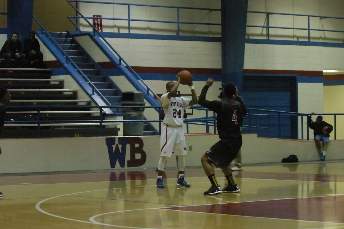 Bruins edge Titans with late 3-pointer