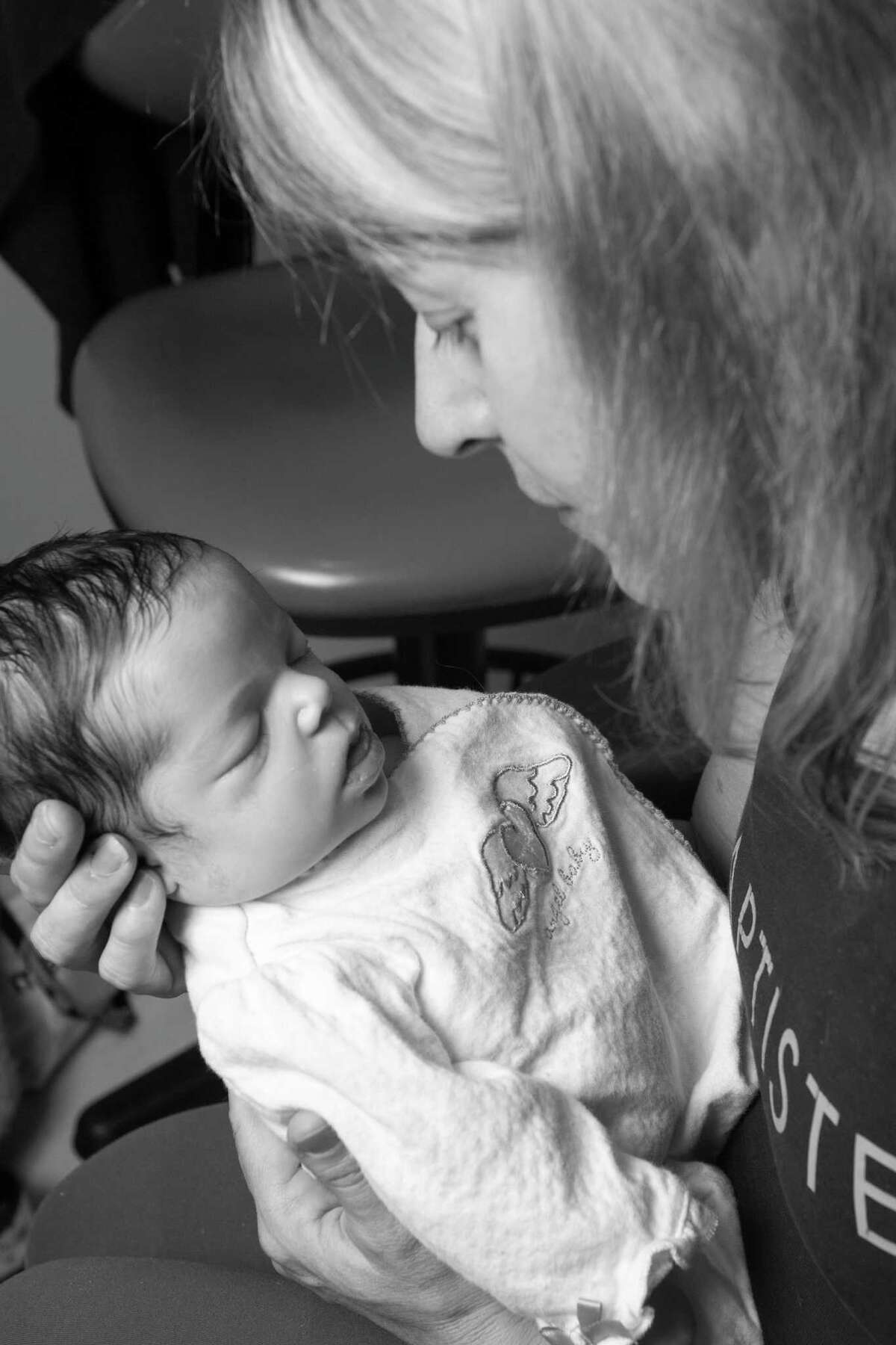 Volunteer photographers preserve families' memories of babies lost at birth