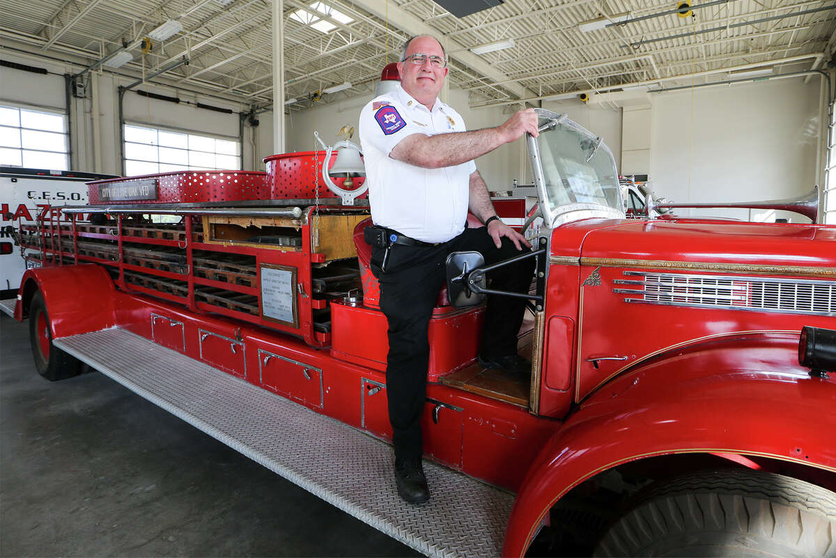 Live Oak donates restored 1939 fire truck to SA fire museum
