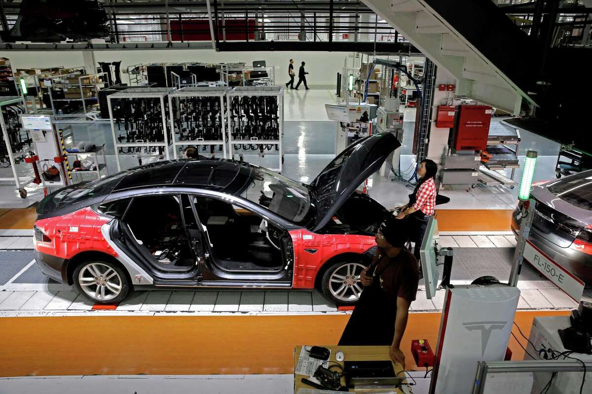 Automakers coming to Bay Area, steer future toward tech