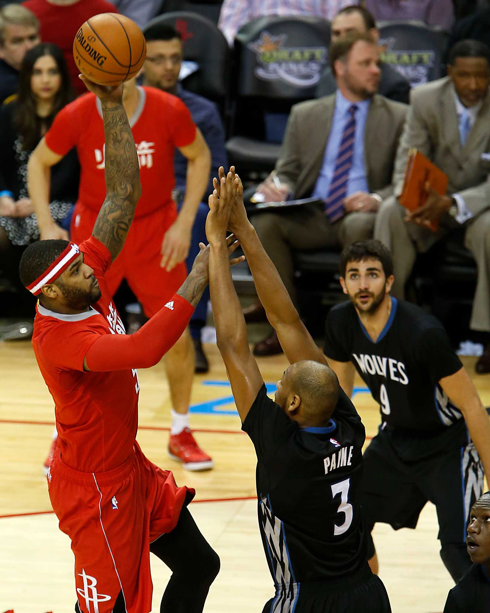 Jones gives Rockets a boost in win over T-Wolves