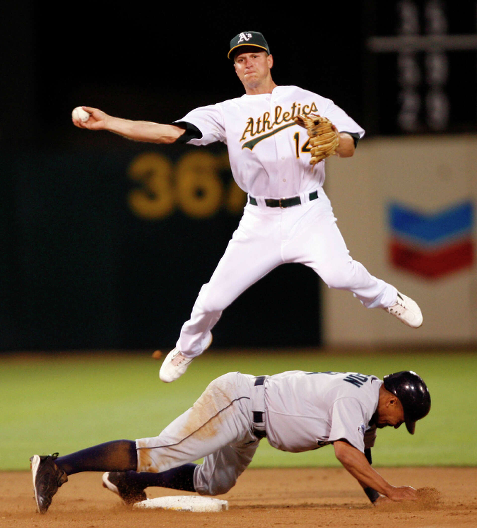 Longtime A’s second baseman Mark Ellis retires