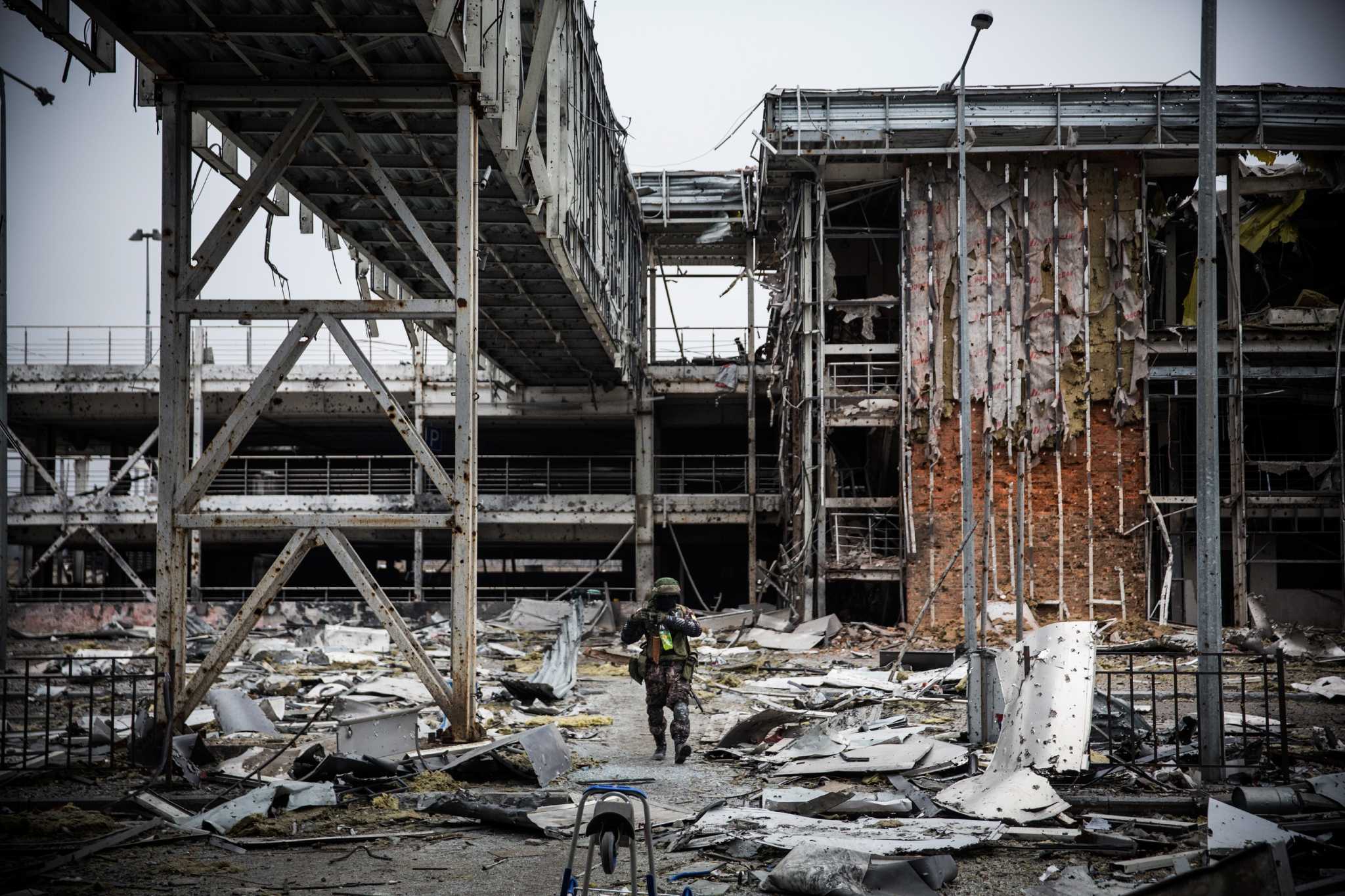 Ukraine, rebels start pulling back heavy weapons in the east