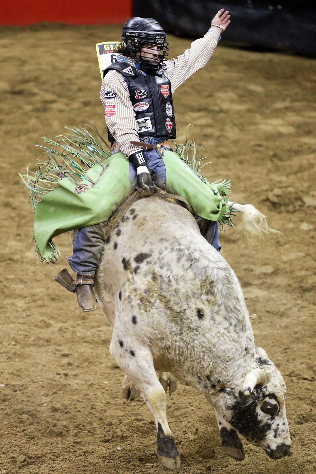 Peeples bucks way back into rodeo final
