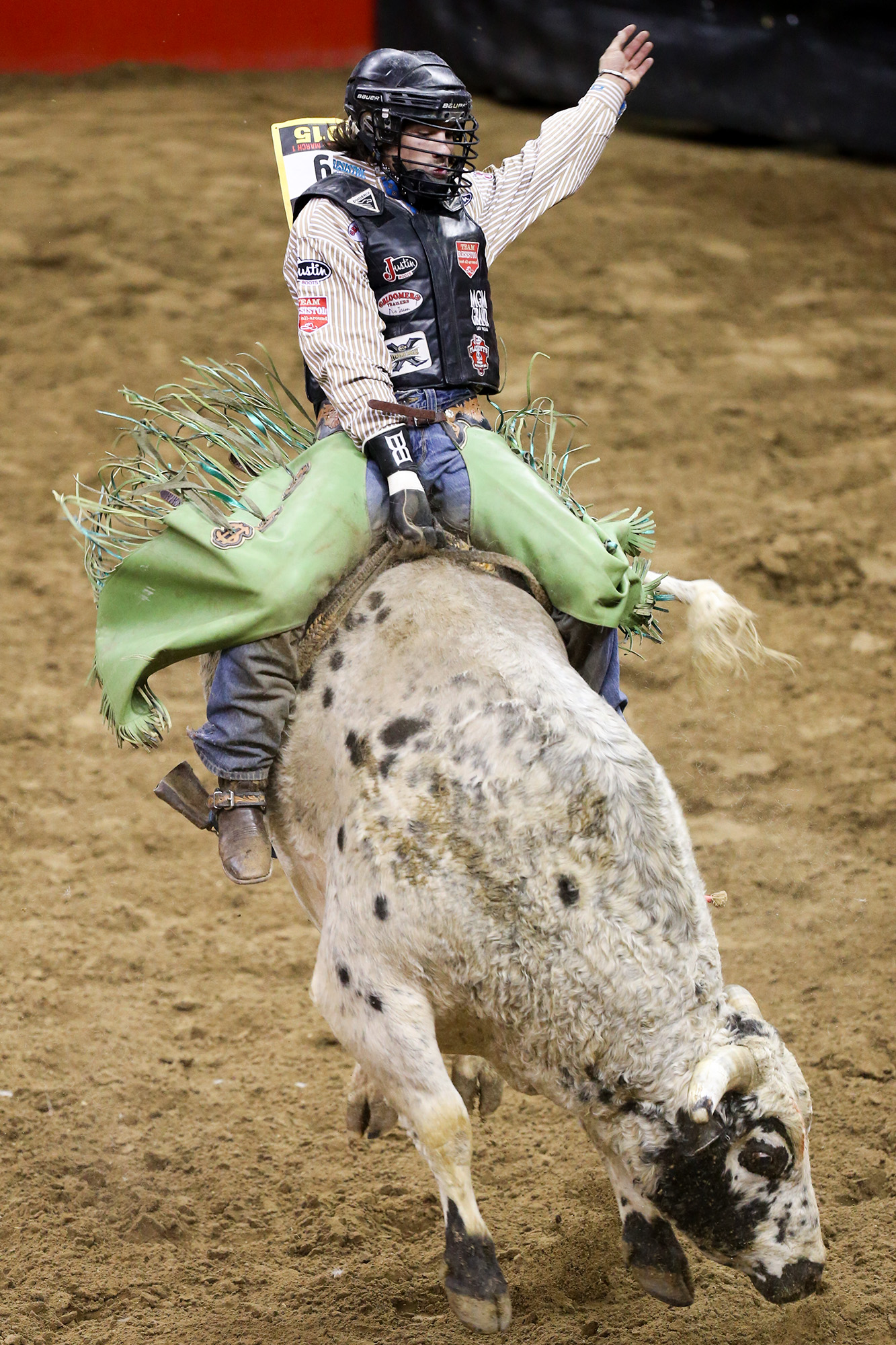 Peeples bucks way back into rodeo final