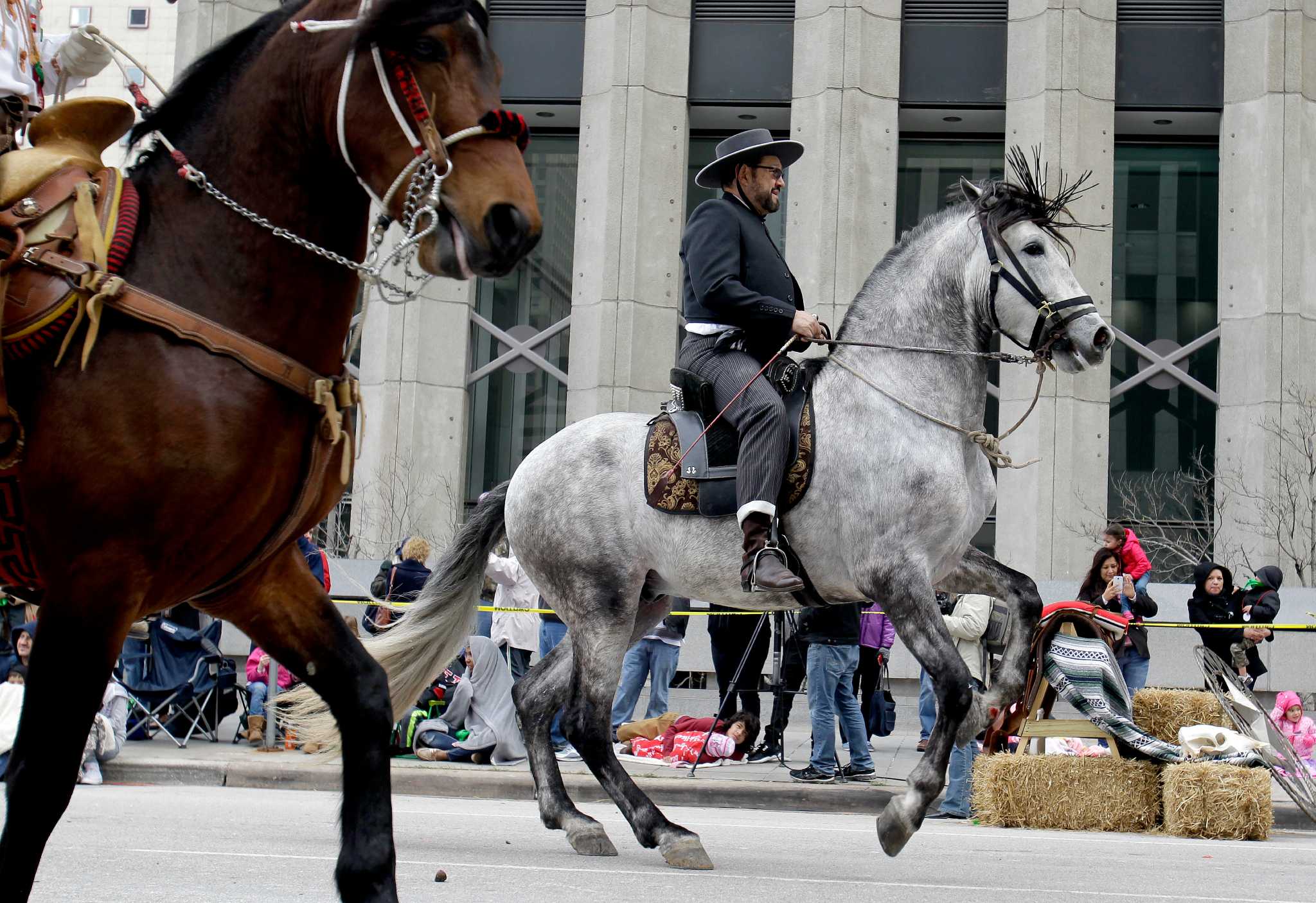 Chilly rodeo parade marks start of festivities