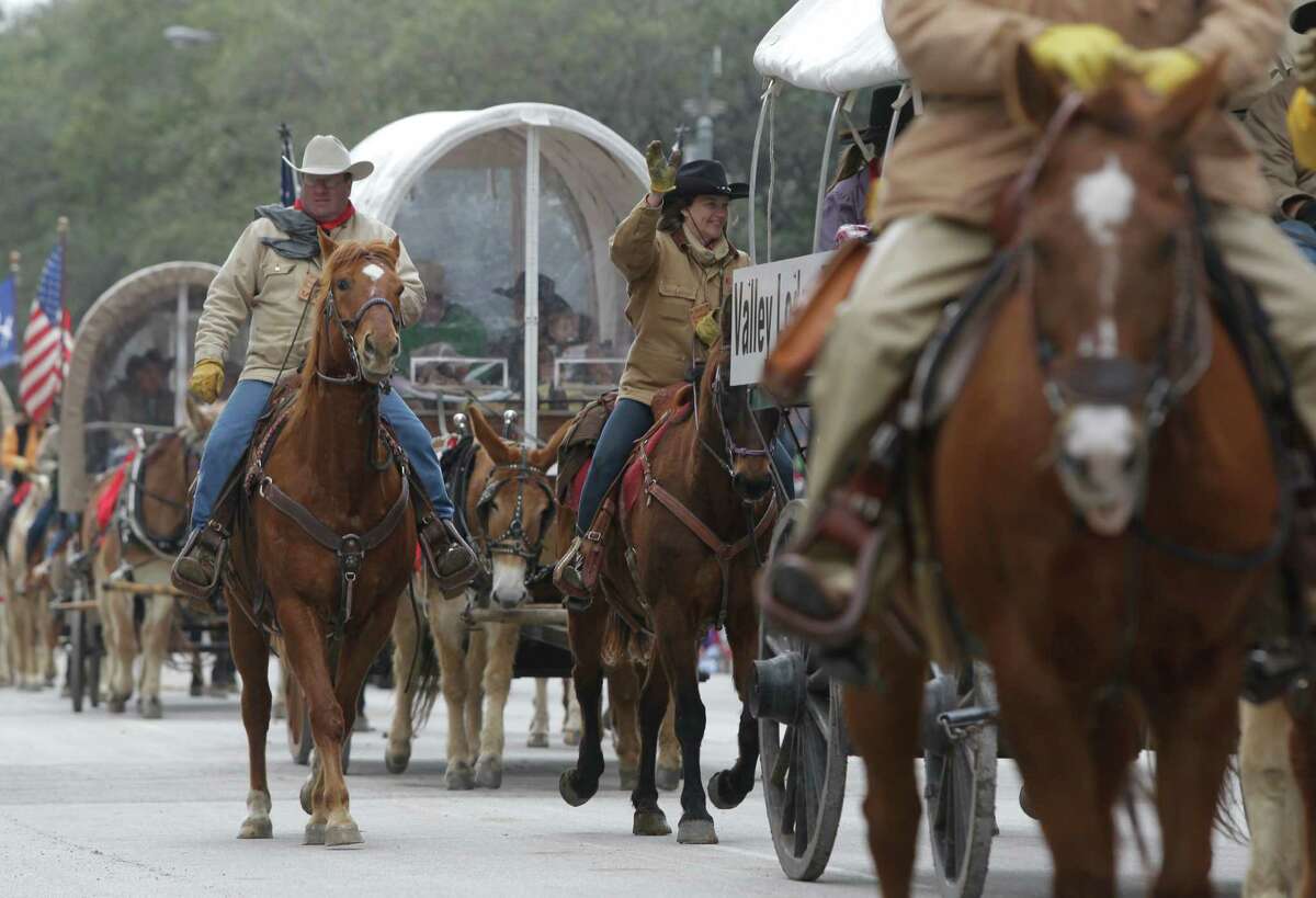 Chilly rodeo parade marks start of festivities